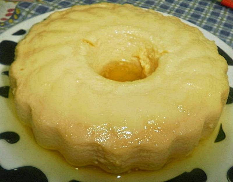Pudim de leite condensado na panela de pressão