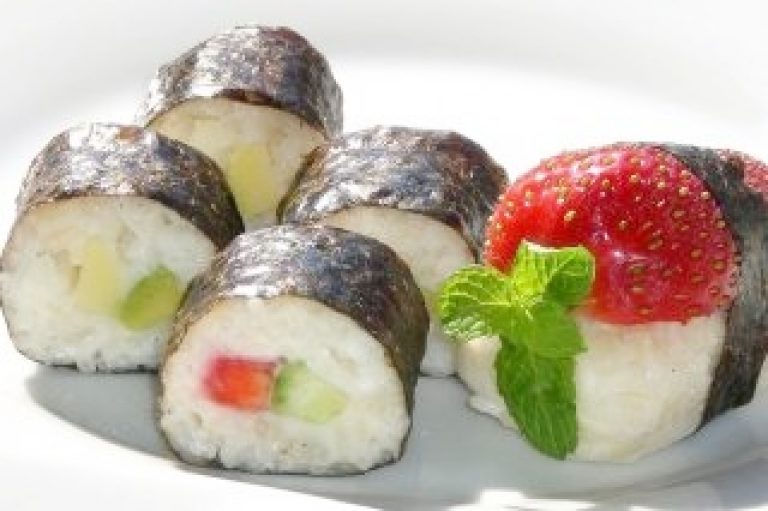 Sushi doce de frutas
